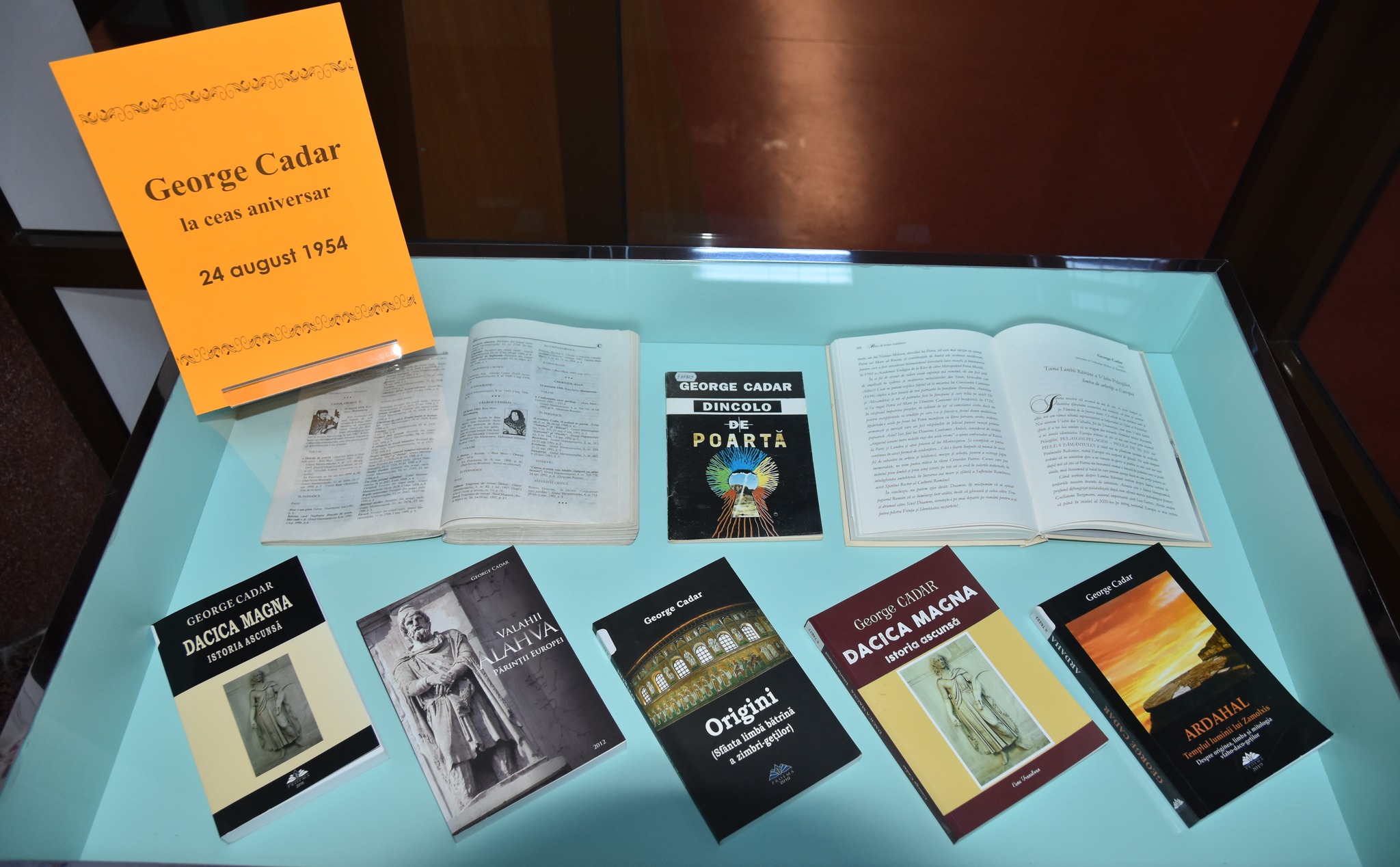 George Cadar la ceas aniversar – Vitrină de carte realizată la Sala de ...